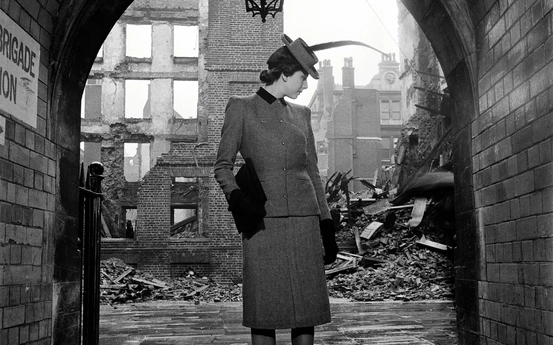 美國傳奇攝影師Lee Miller：走進烽火大地的超現實主義女性 - 美紙