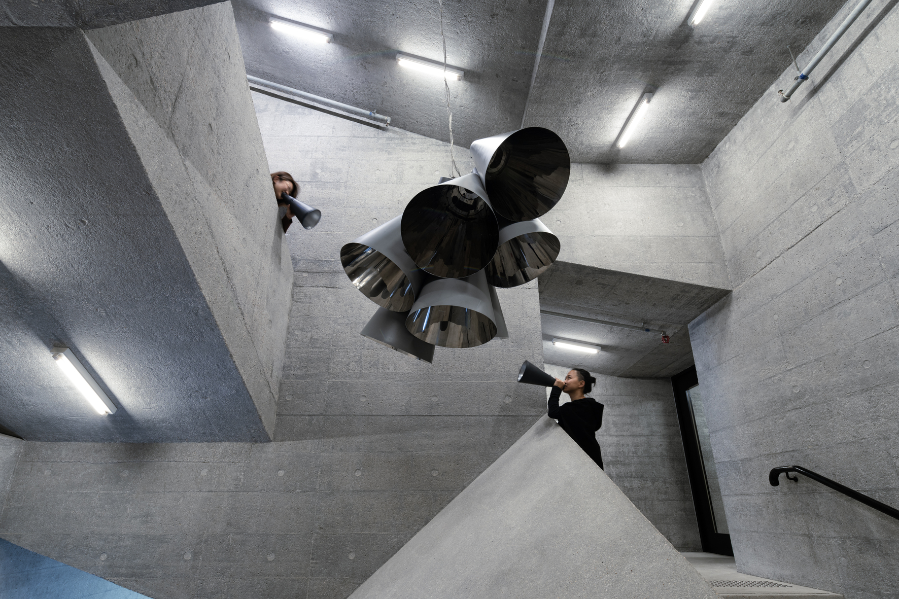 「圓缺俱樂部」：擁抱時代的脆弱 - 美紙